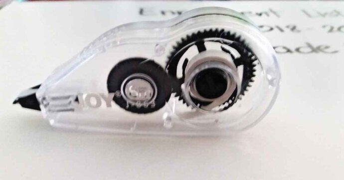 Cara Menghapus Pulpen Tanpa Tipe X dengan Correction Tape